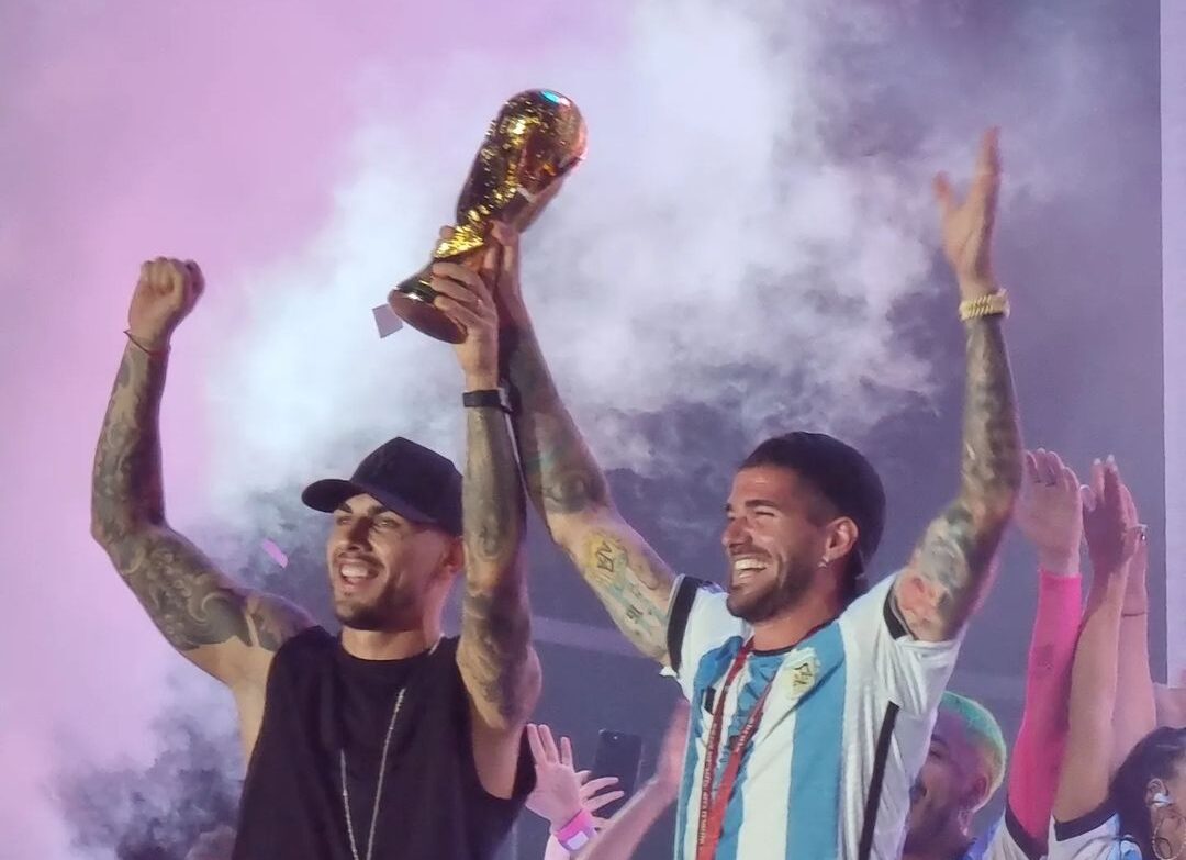 De Paul y Paredes levantaron la copa en el último show de Tini - Sol ...